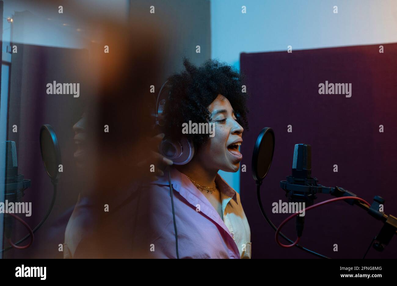 Song vocal hi-res stock photography and images - Alamy
