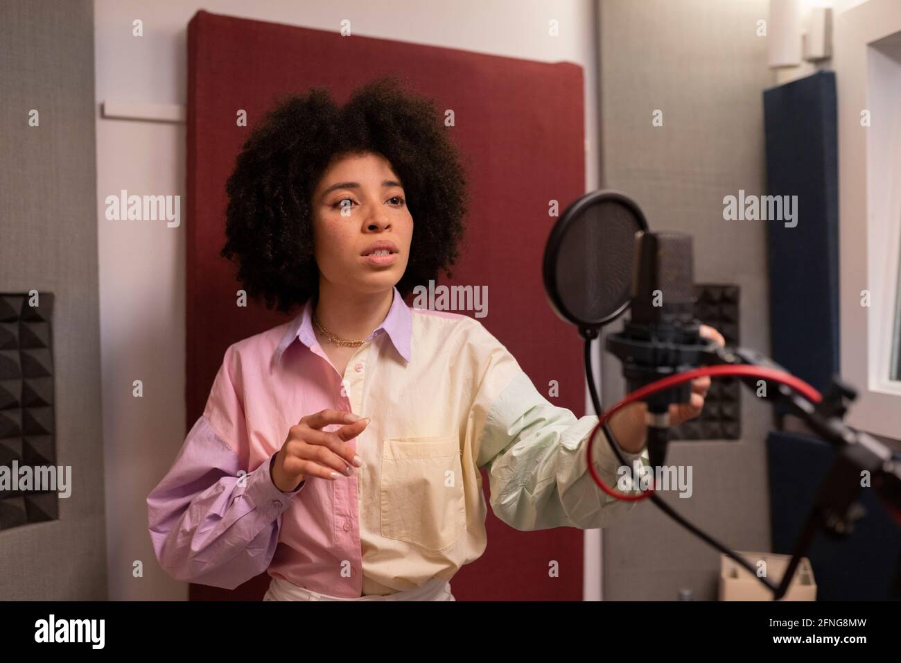 Singer microphone hand hi-res stock photography and images - Alamy