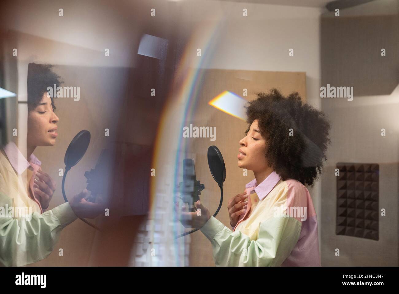 Microphone pop filter vocalist hi-res stock photography and images - Alamy