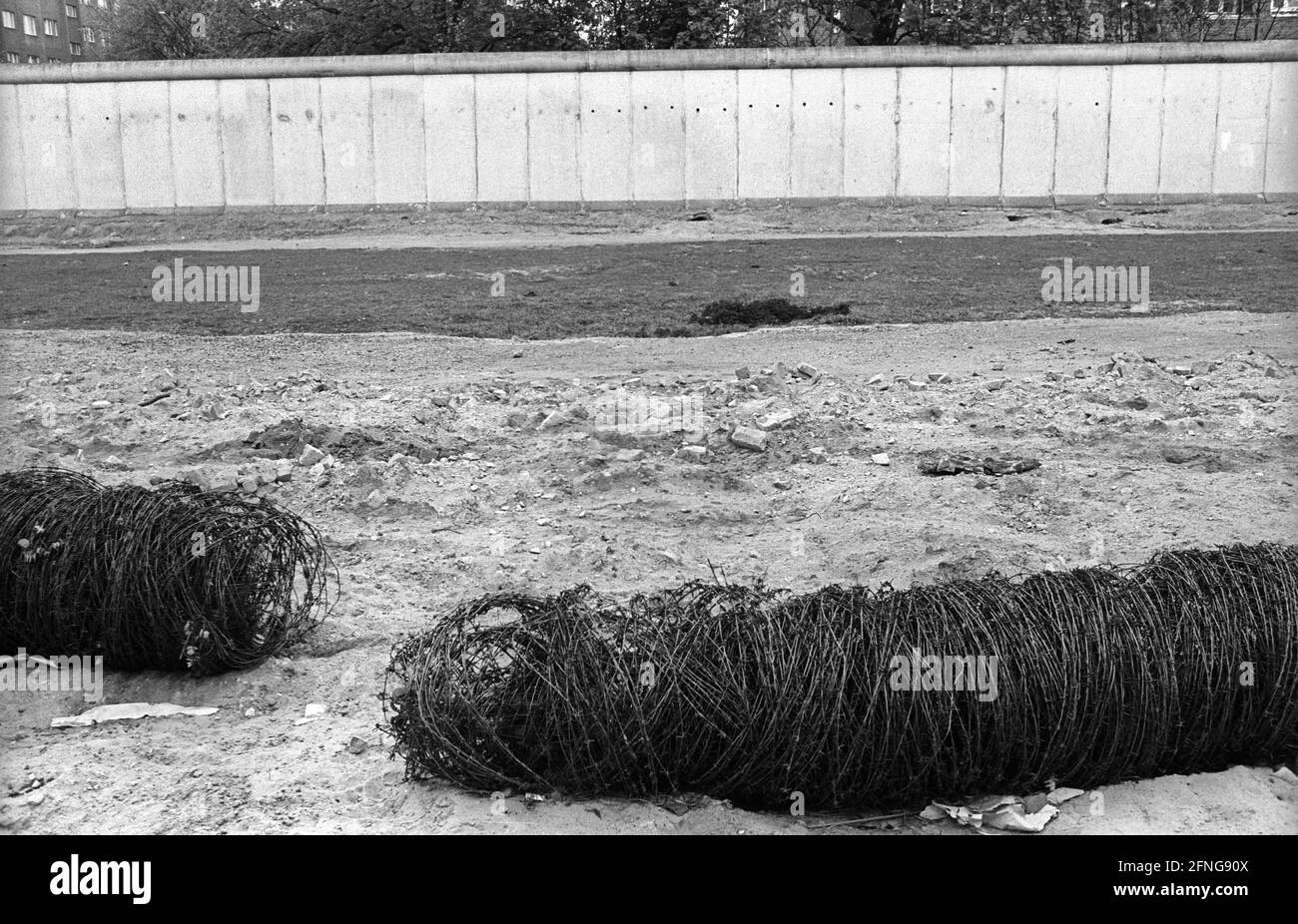 GDR, Berlin, 28.04.1990, wall at the old freight station area ...