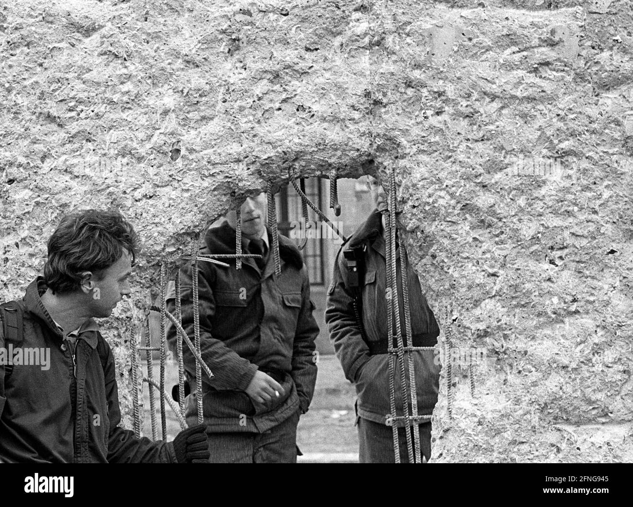 GDR, Berlin, 11.01.1990, hole in the wall, wall at the Reichstag ...