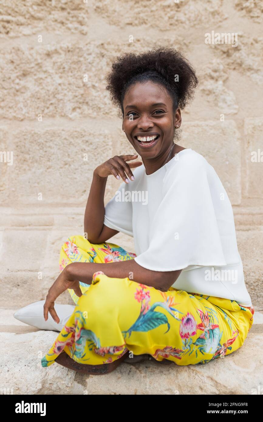 Woman legs crossed high heels hi-res stock photography and images - Alamy