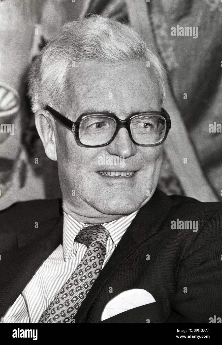 Douglas hurd foreign secretary hi-res stock photography and images - Alamy
