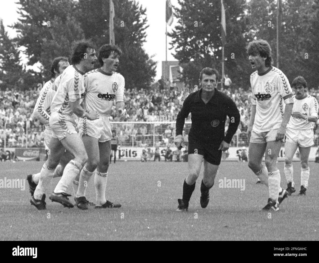 5 referee f Black and White Stock Photos & Images - Alamy