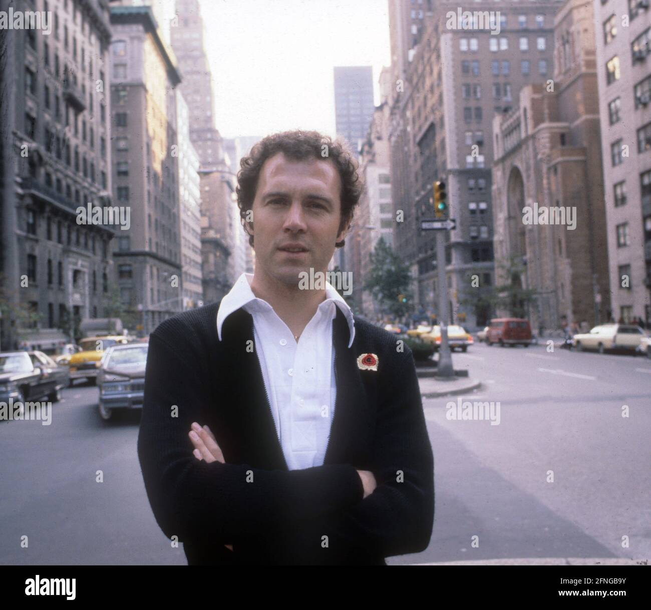 Franz Beckenbauer, on his move to Cosmos New York, visits Manhattan ...