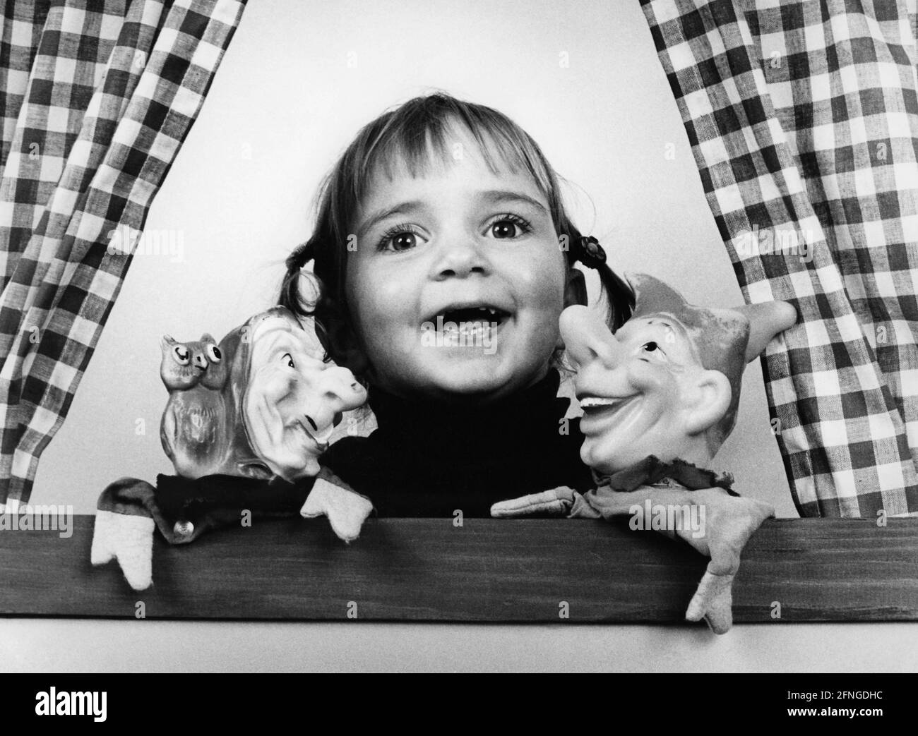 Punch and judy white hi-res stock photography and images - Alamy