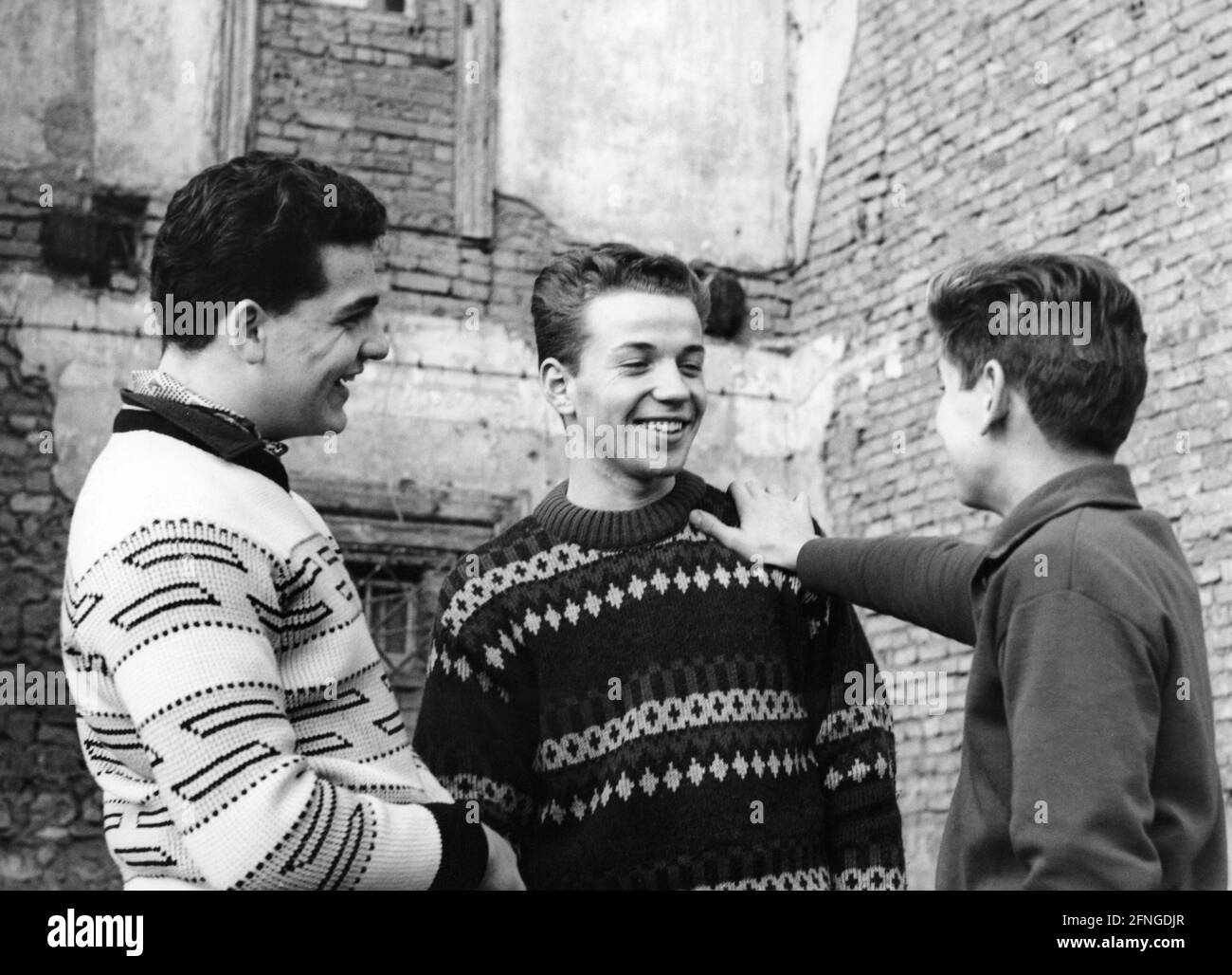 1950s friends Black and White Stock Photos & Images - Alamy