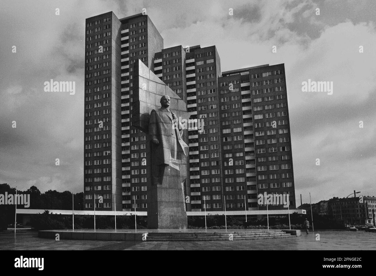 Berlin / History / GDR / 1991 Lenin monument at Leninplatz in Berlin ...