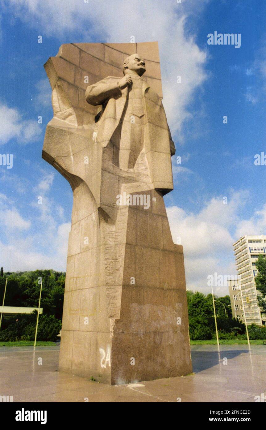Berlin / History / GDR / 1991 Lenin monument at Leninplatz in Berlin ...