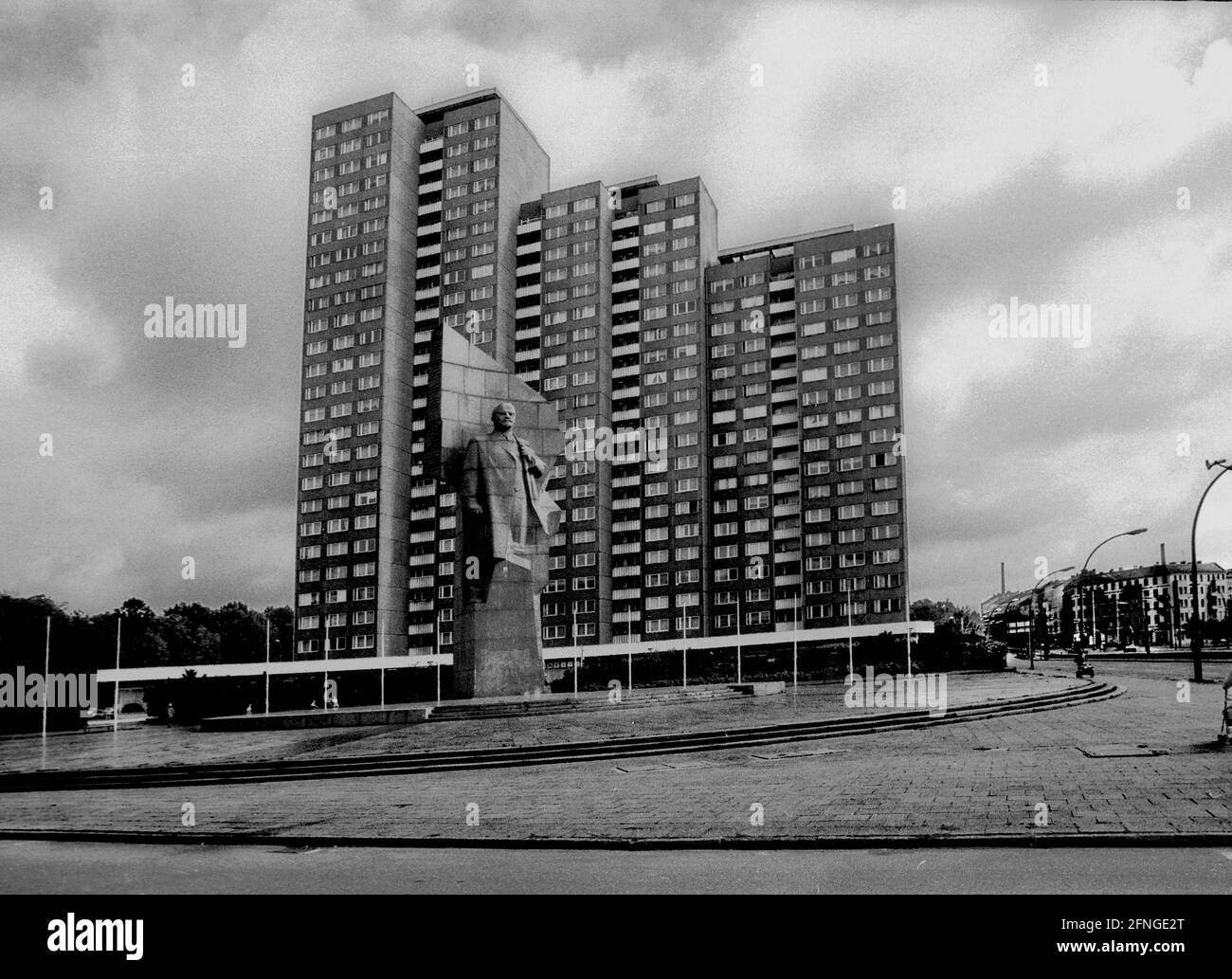 Berlin / History / GDR / 1991 Lenin monument at Leninplatz in Berlin ...