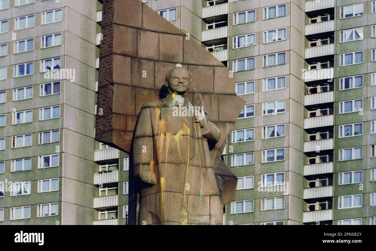 Statue lenin torn hi-res stock photography and images - Alamy