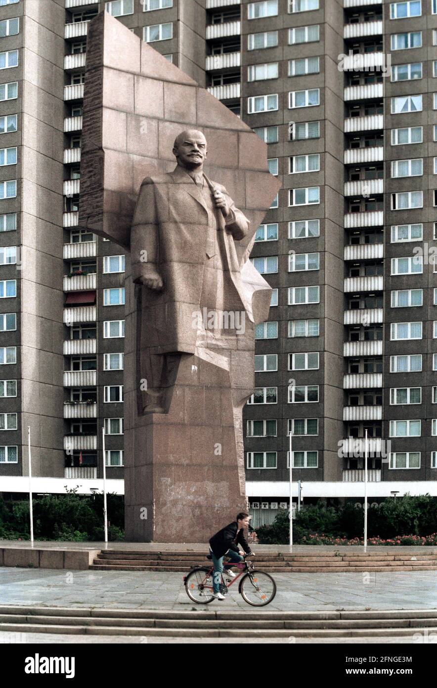 Berlin / History / GDR / 1991 Lenin monument at Leninplatz in Berlin ...