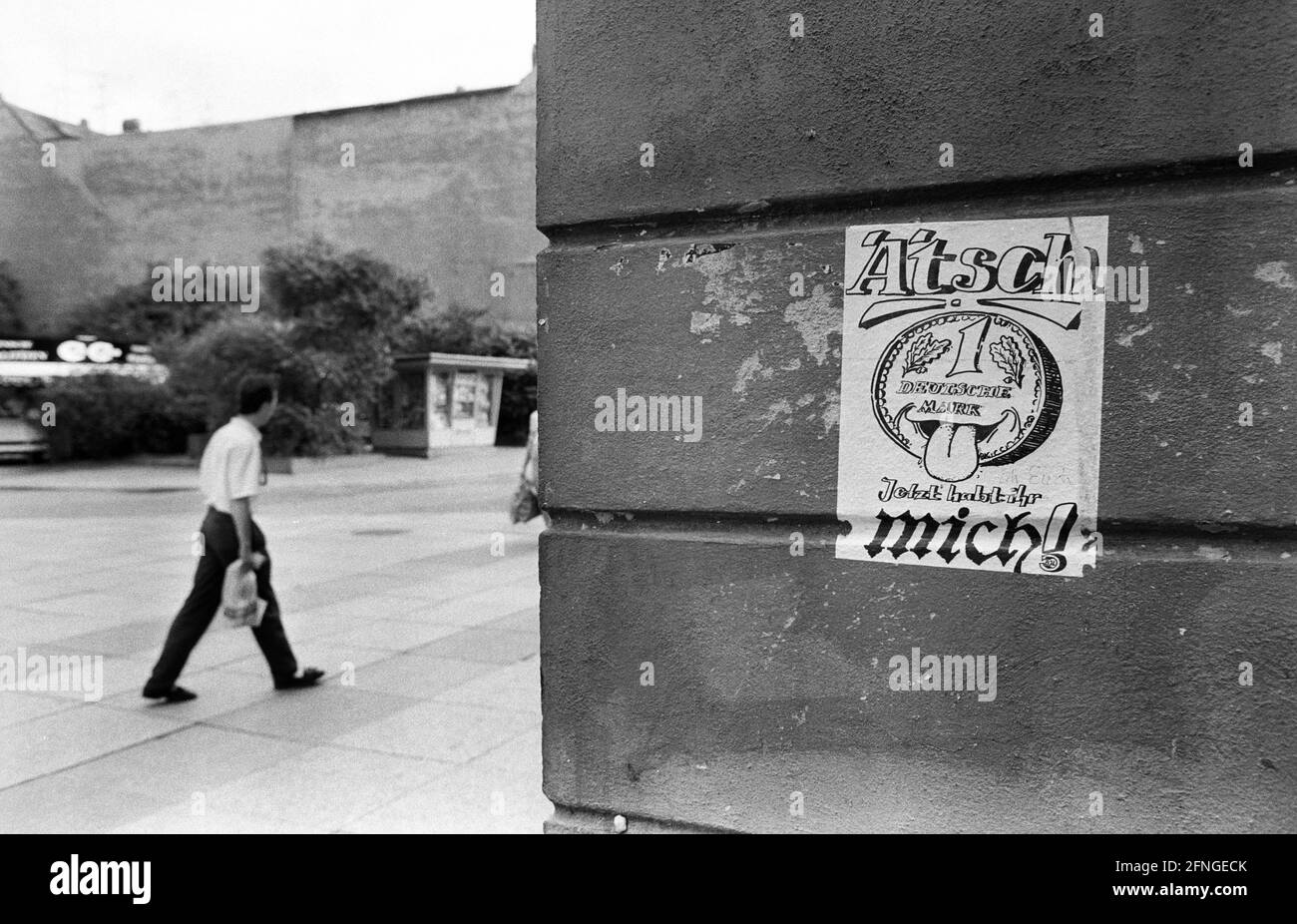 GDR, Weimar , 16.07.1990 Archiv-Nr.: 18-33-15 Stadtfotos Weimar Foto ...