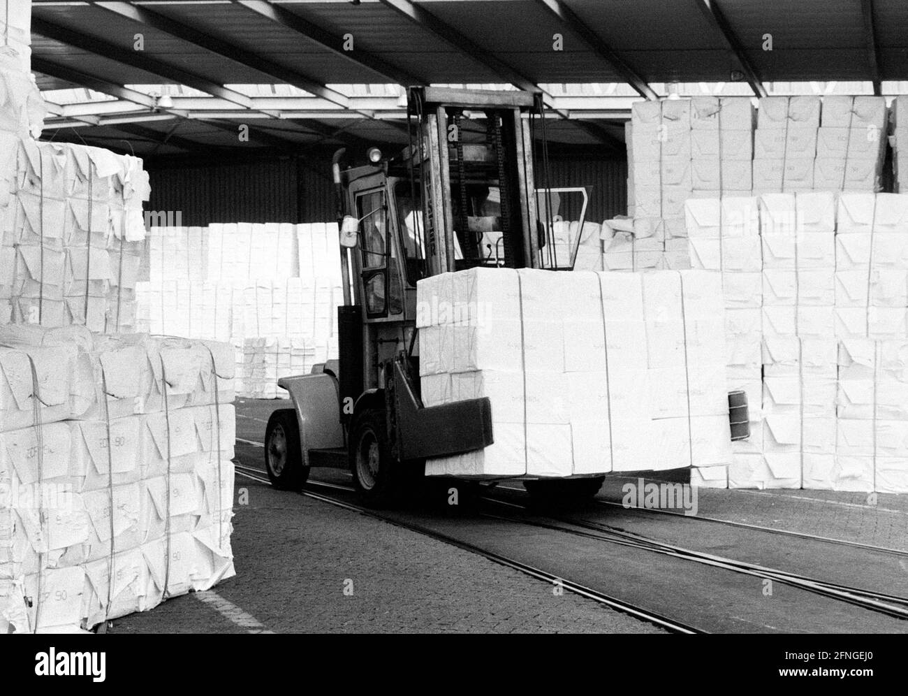 Paper pulp bales hi-res stock photography and images - Alamy