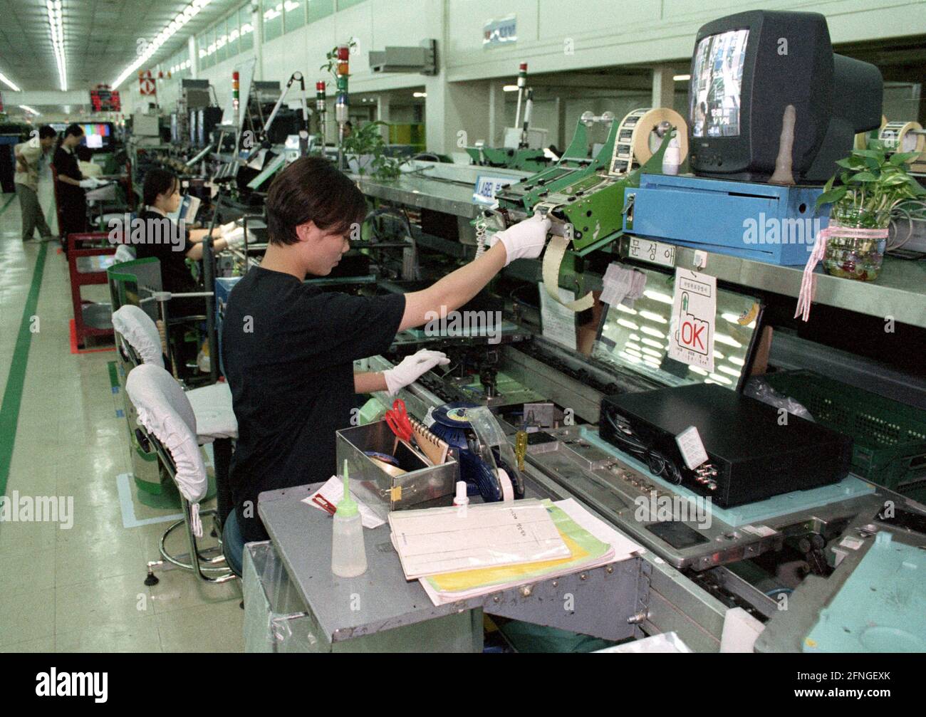 Samsung electronics production hi-res stock photography and images - Alamy