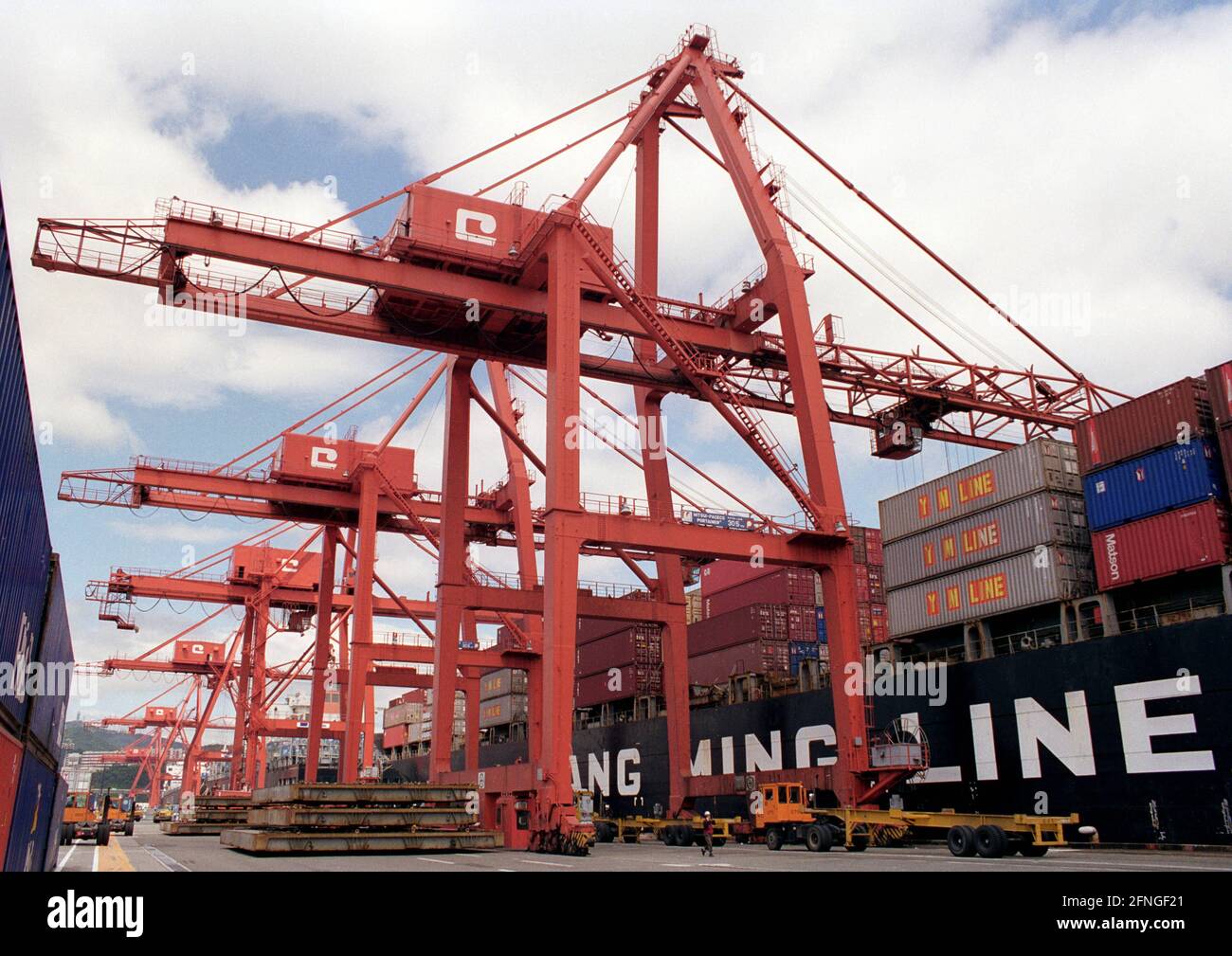 Automated container ports hi-res stock photography and images - Alamy
