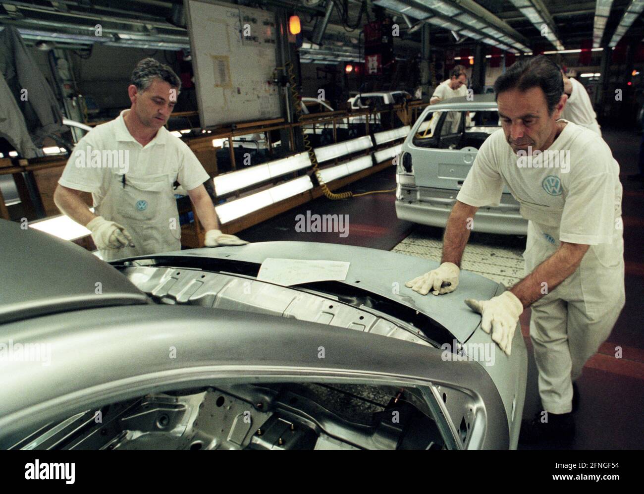 ESP , SPAIN : Car production at Volkswagen / VW in Pamplona , June 1997 ...