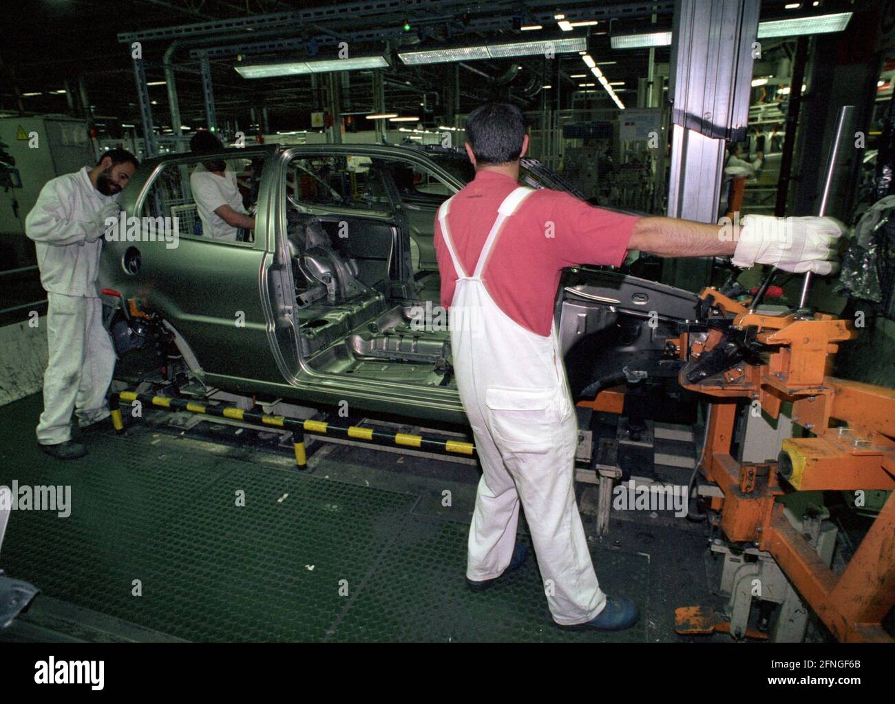 ESP , SPAIN : Car production at Volkswagen / VW in Pamplona , June 1997 ...