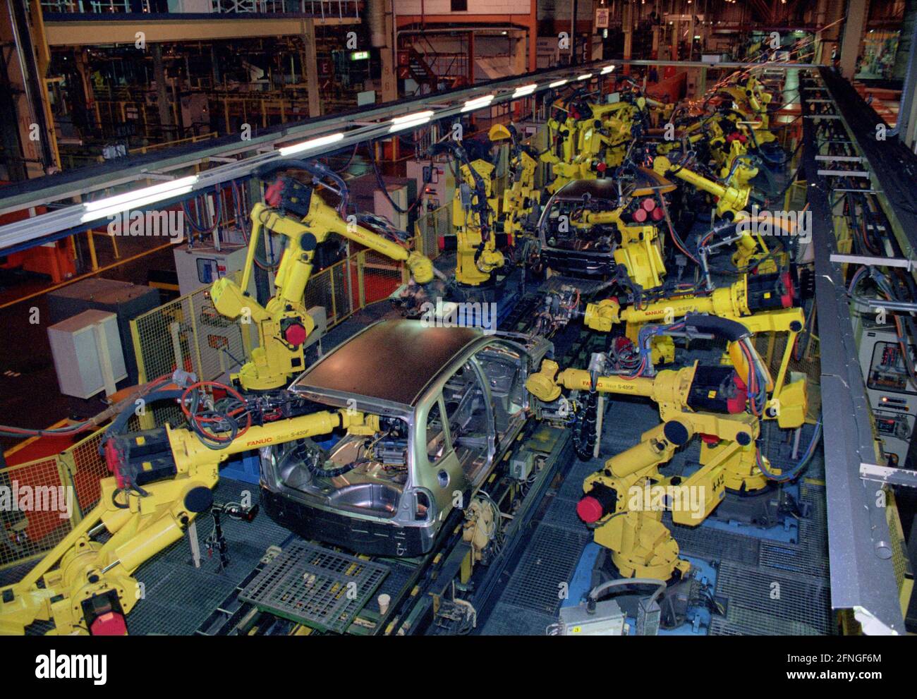 ESP , SPAIN : Car production at Opel in Zaragoza : Body shell of the ...