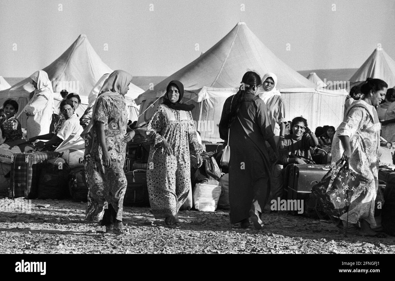 Kuwait 1990 Black and White Stock Photos & Images - Alamy