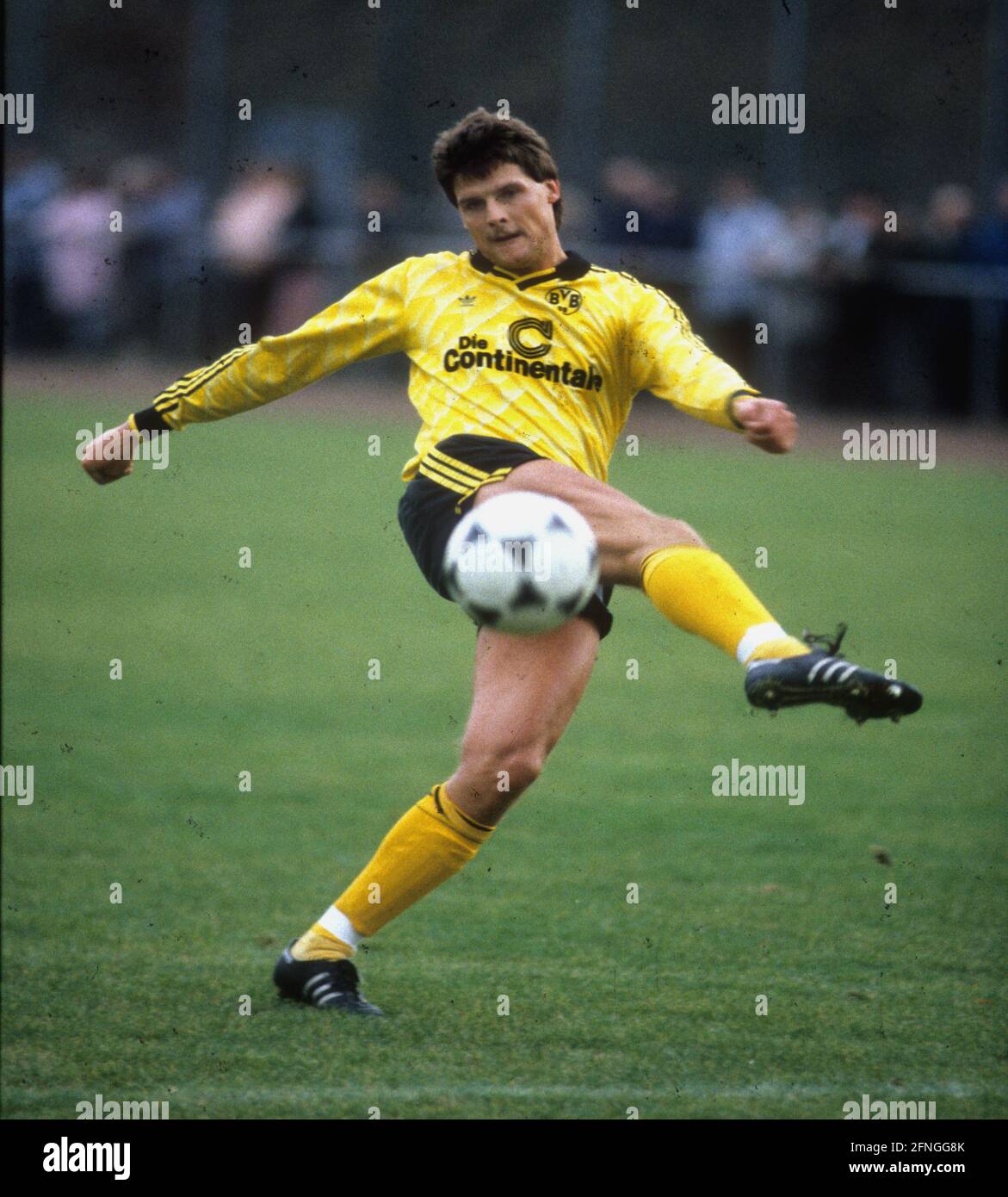 Test match Norbert Dickel (Borussia Dortmund) shoots 20.01.1989 Date ...