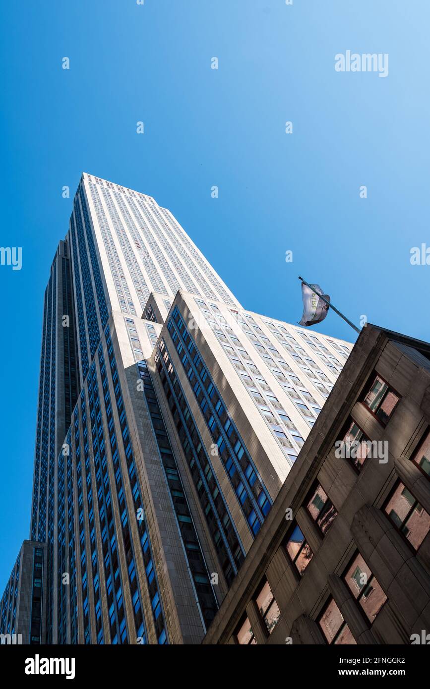 Empire state building low angle hi-res stock photography and images - Alamy