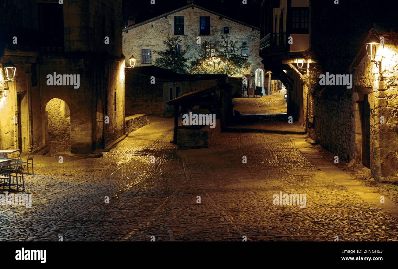 Lonely alley hi-res stock photography and images - Alamy