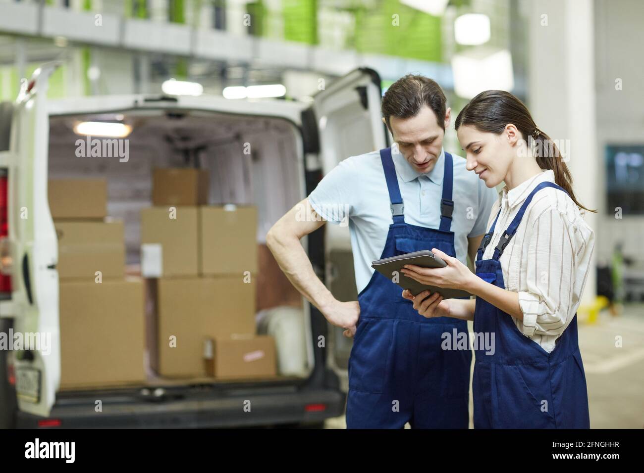 Working in warehouse hi-res stock photography and images - Alamy