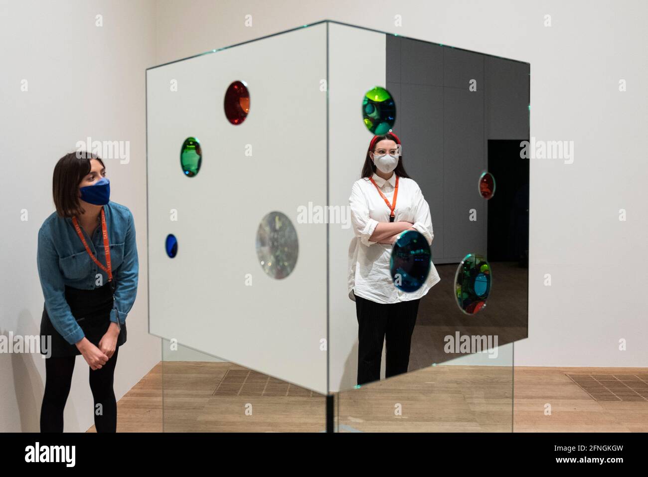 Infinity Mirrored Room High Resolution Stock Photography and Images - Alamy