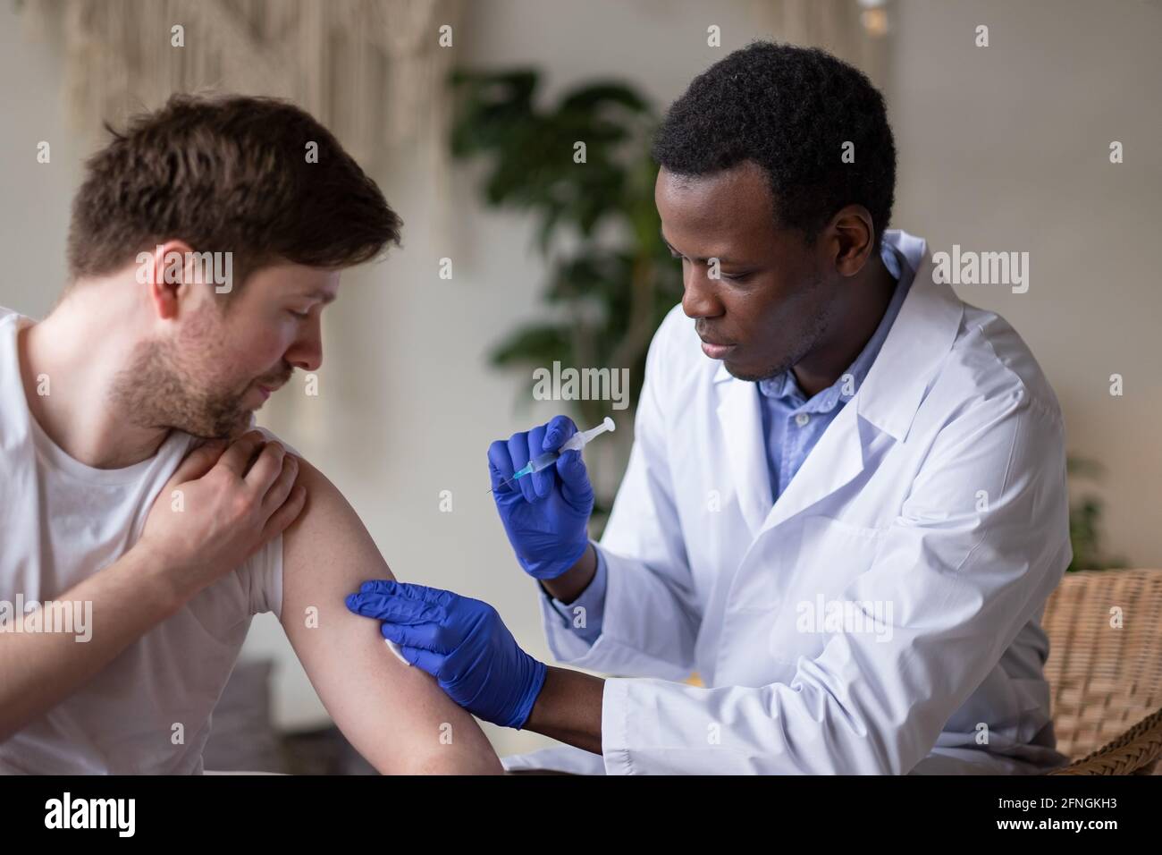 African doctor injection hi-res stock photography and images - Alamy