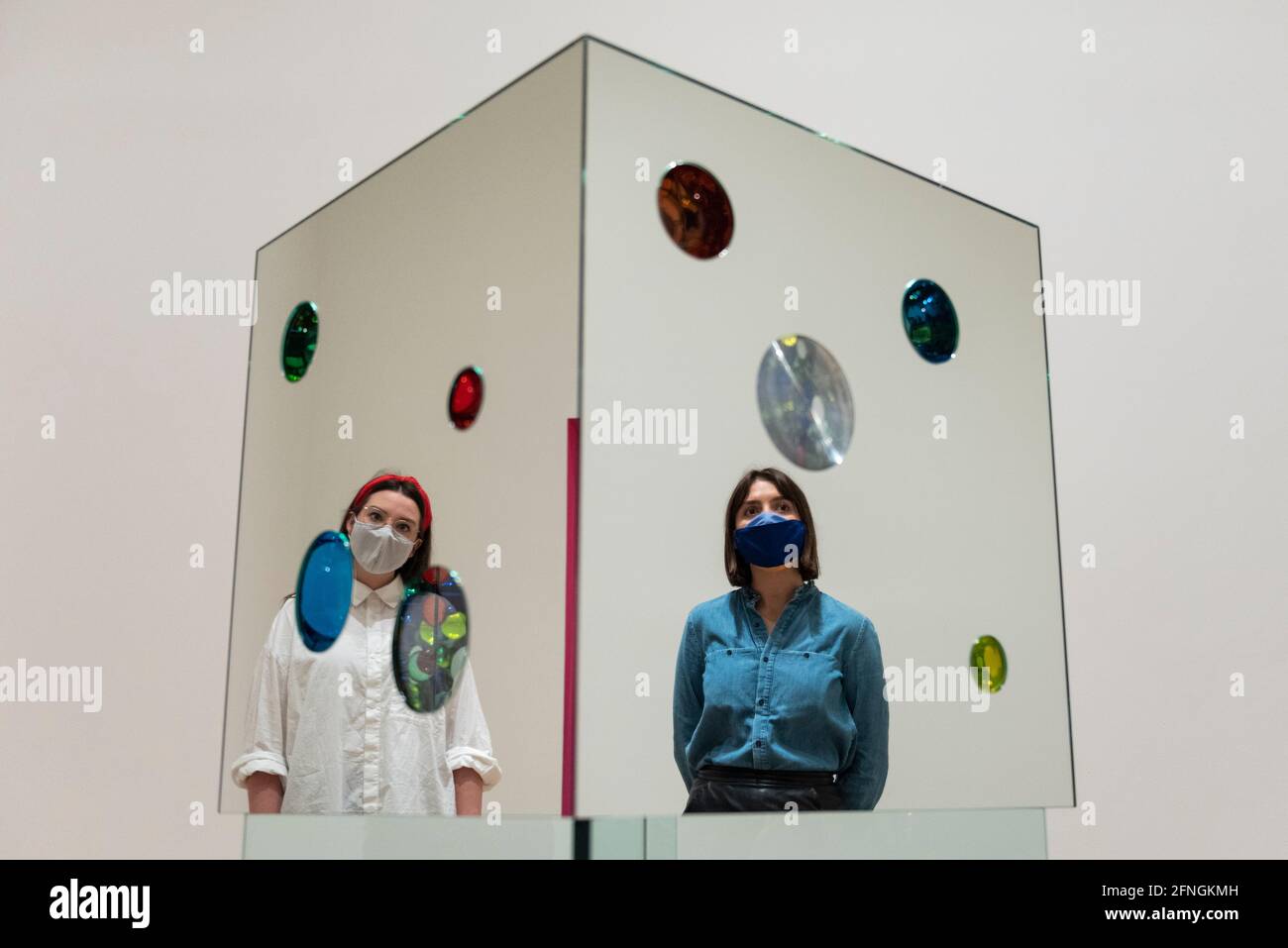 Infinity Mirrored Room High Resolution Stock Photography and Images - Alamy