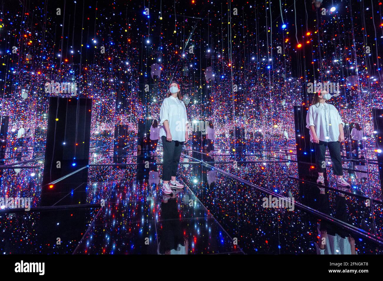 Infinity mirrored room hi-res stock photography and images - Alamy