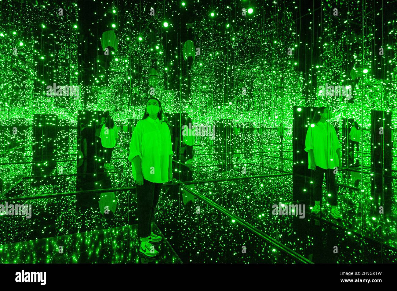 Infinity mirrored room hi-res stock photography and images - Alamy