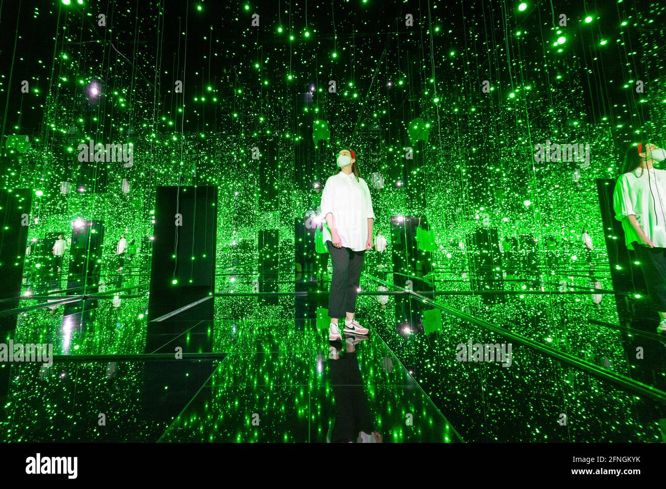 Infinity mirrored room hi-res stock photography and images - Alamy