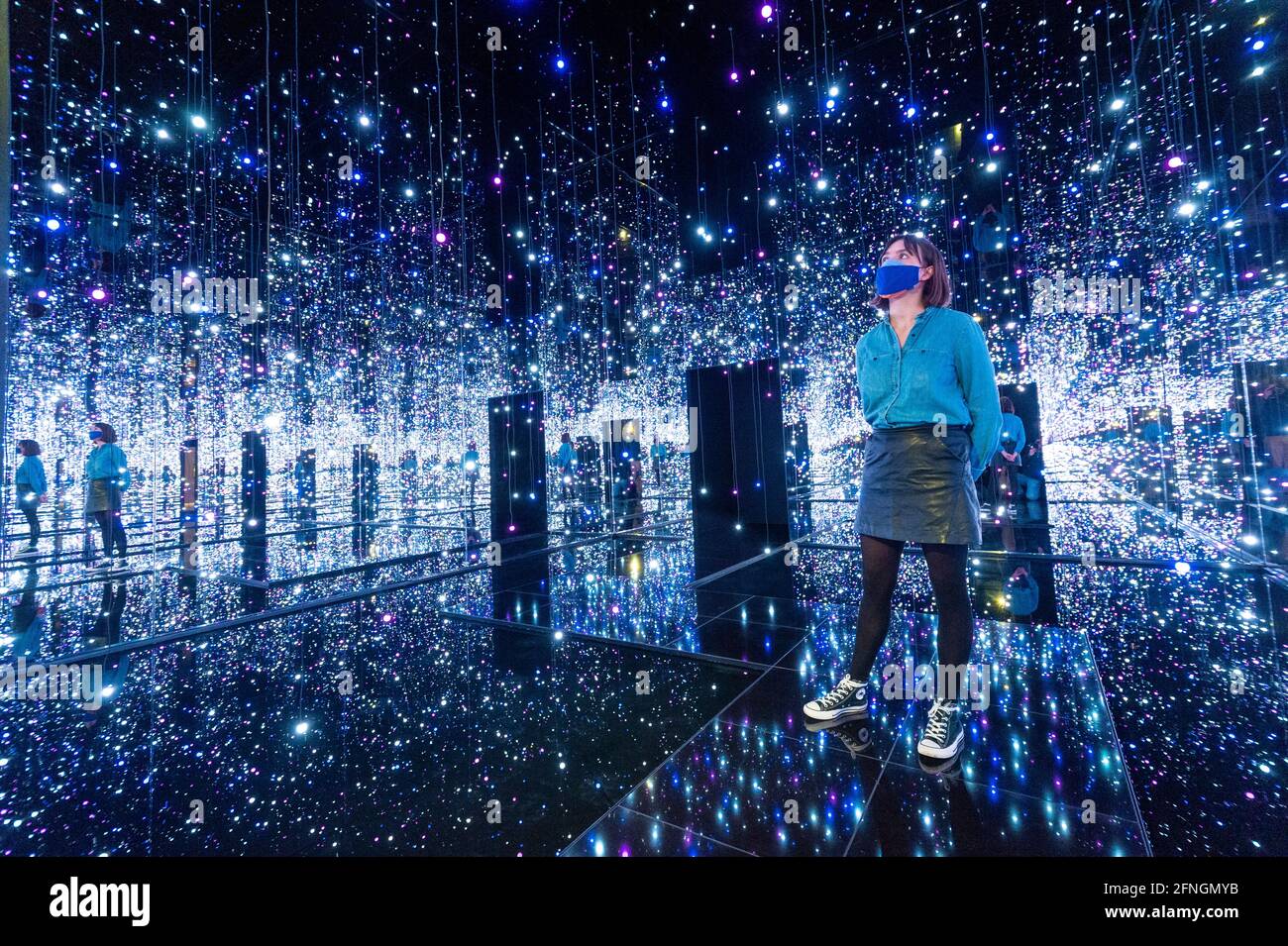 Infinity mirrored room hi-res stock photography and images - Alamy