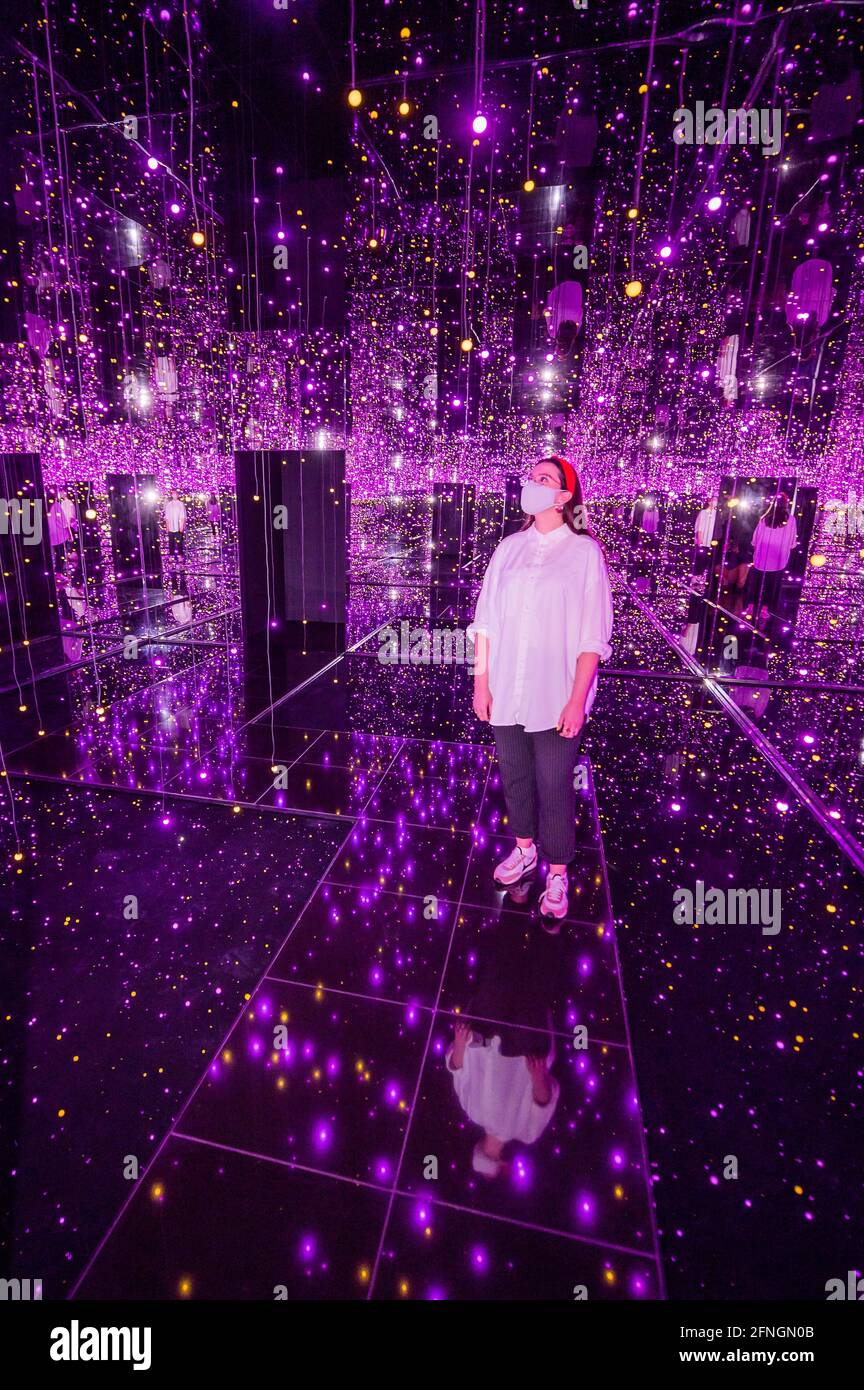 Infinity mirrored rooms hi-res stock photography and images - Alamy
