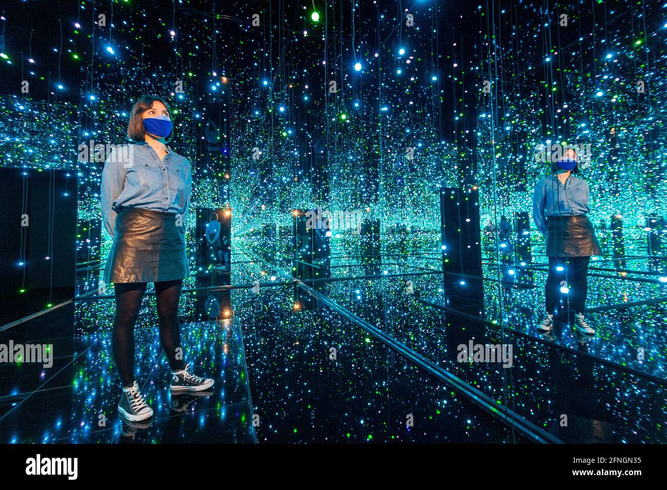Infinity mirrored room hi-res stock photography and images - Alamy