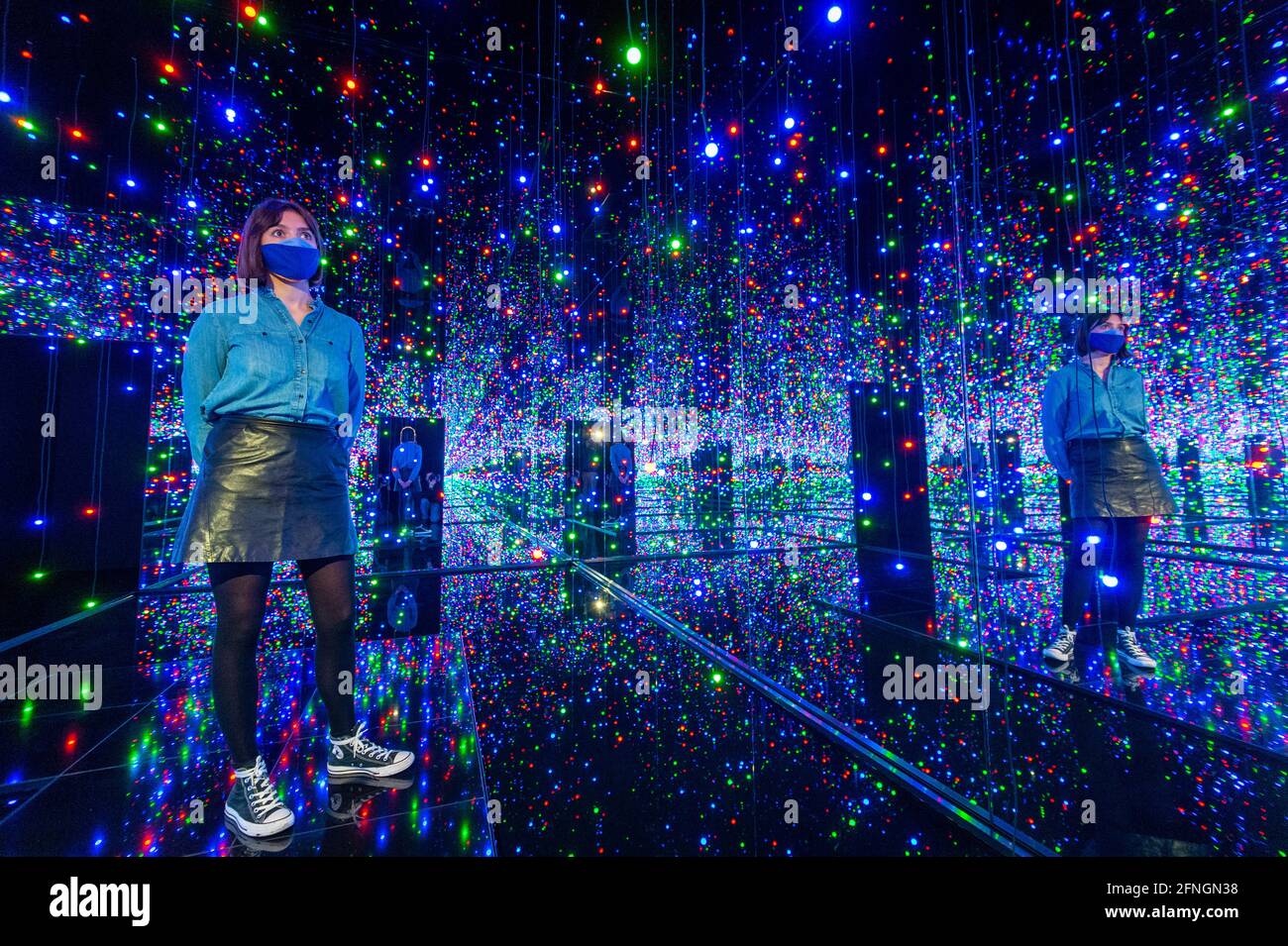 Infinity mirrored room hi-res stock photography and images - Alamy
