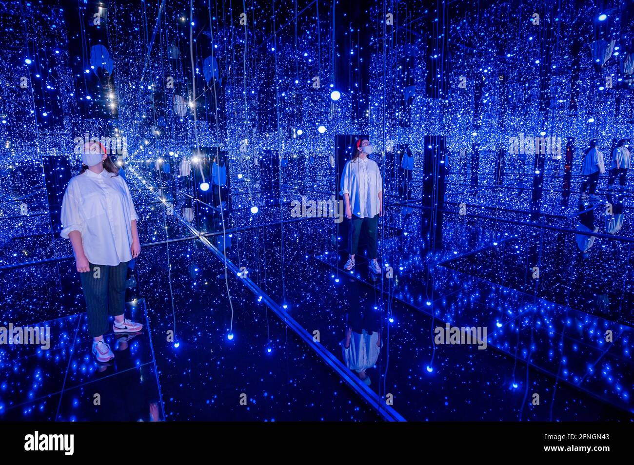 Yayoi kusamas: infinity mirror rooms hi-res stock photography and ...