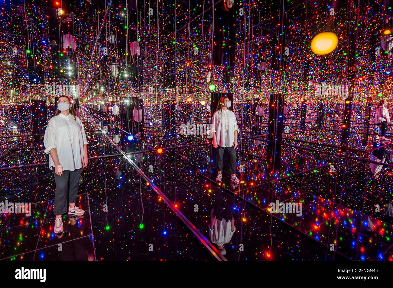 Yayoi kusama infinity mirrored room hi-res stock photography and images ...