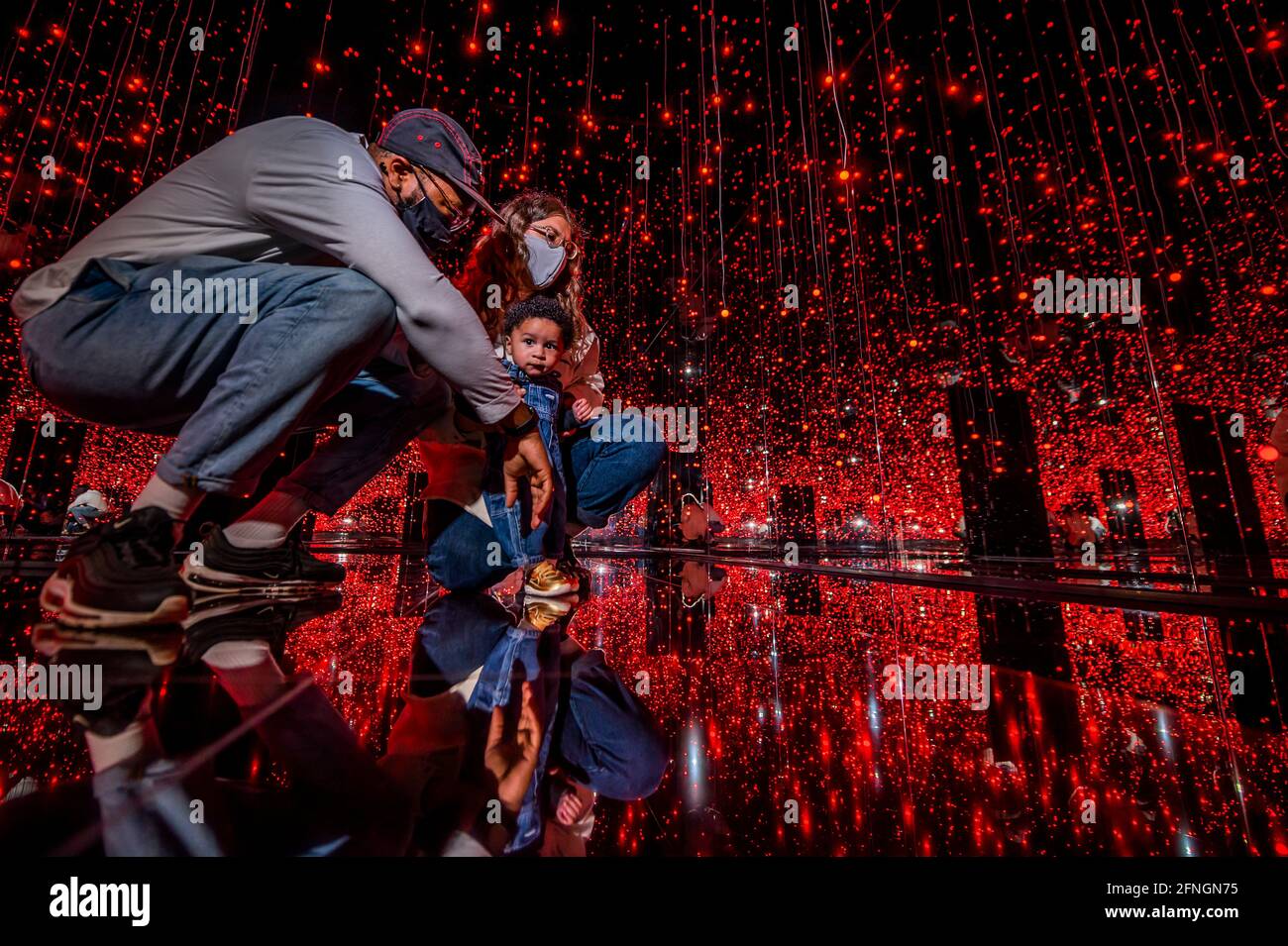 Infinity mirrored room hi-res stock photography and images - Alamy