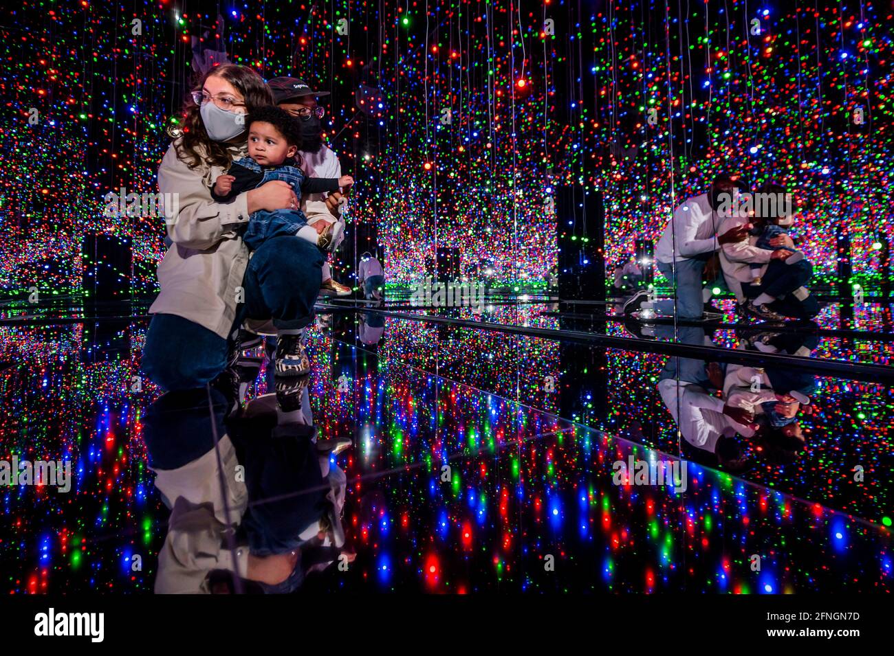 Infinity mirrored room hi-res stock photography and images - Alamy