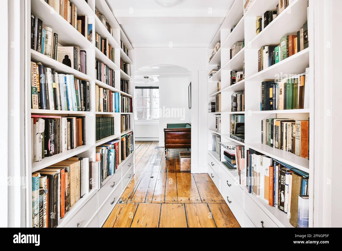 Modern library interior hi-res stock photography and images - Alamy