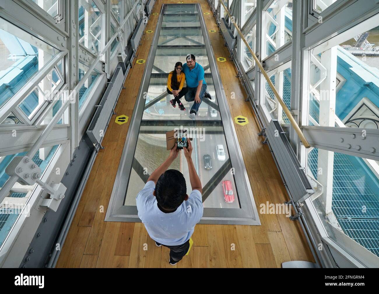 Tower bridge glass floor walkway hi-res stock photography and images ...