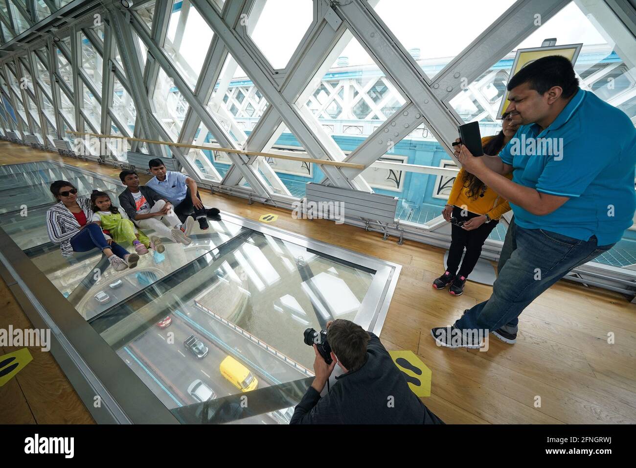 Tower bridge glass floor walkway hi-res stock photography and images ...