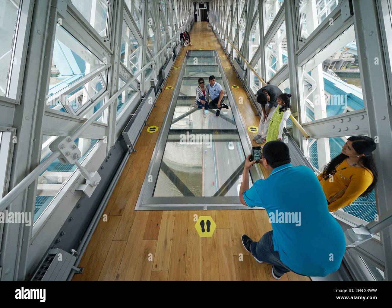 Tower bridge glass floor walkway hi-res stock photography and images ...