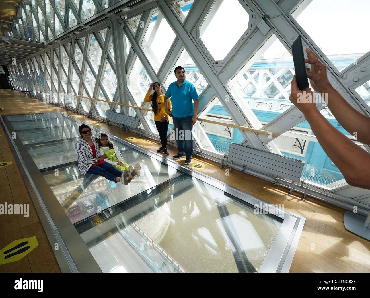 Tower bridge glass floor walkway hi-res stock photography and images ...
