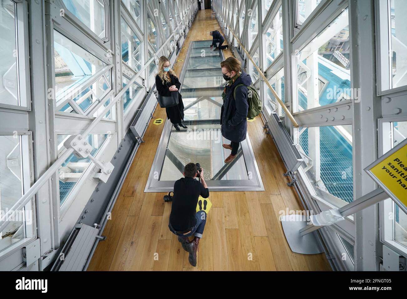 Tower bridge glass floor walkway hi-res stock photography and images ...