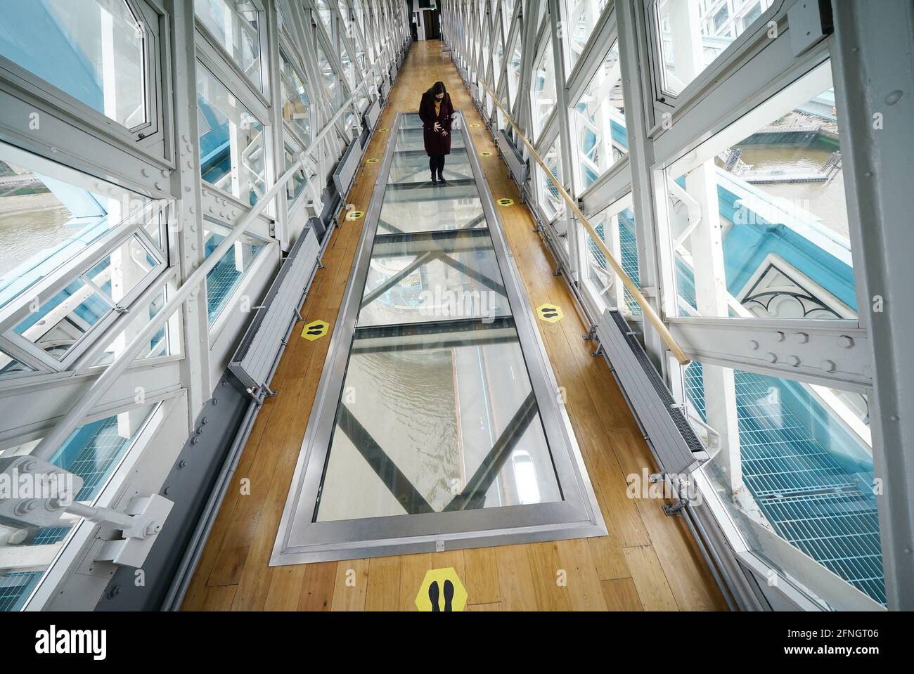 Tower bridge glass floor walkway hi-res stock photography and images ...
