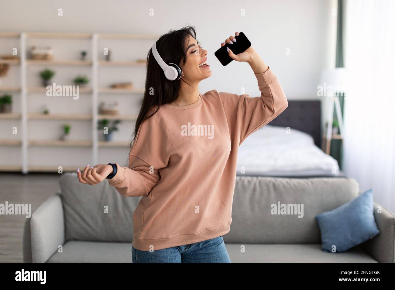 Woman singing with mic hi-res stock photography and images - Alamy